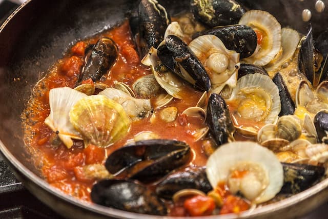 Rezept für Muscheln à la Buzzara | Colours of Istria