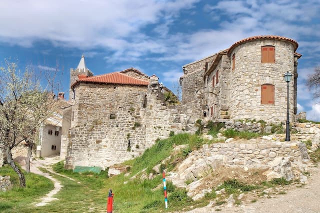 Hum - najmanji grad na svijetu | Colours of Istria